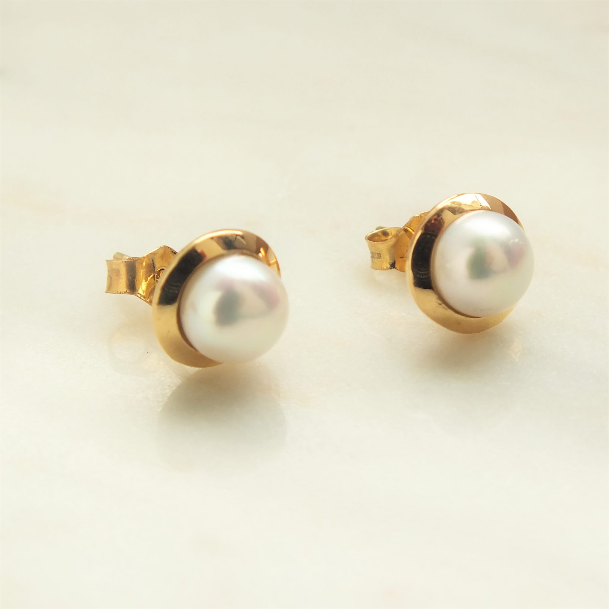 Aretes media perla oro | Joyería Petunia